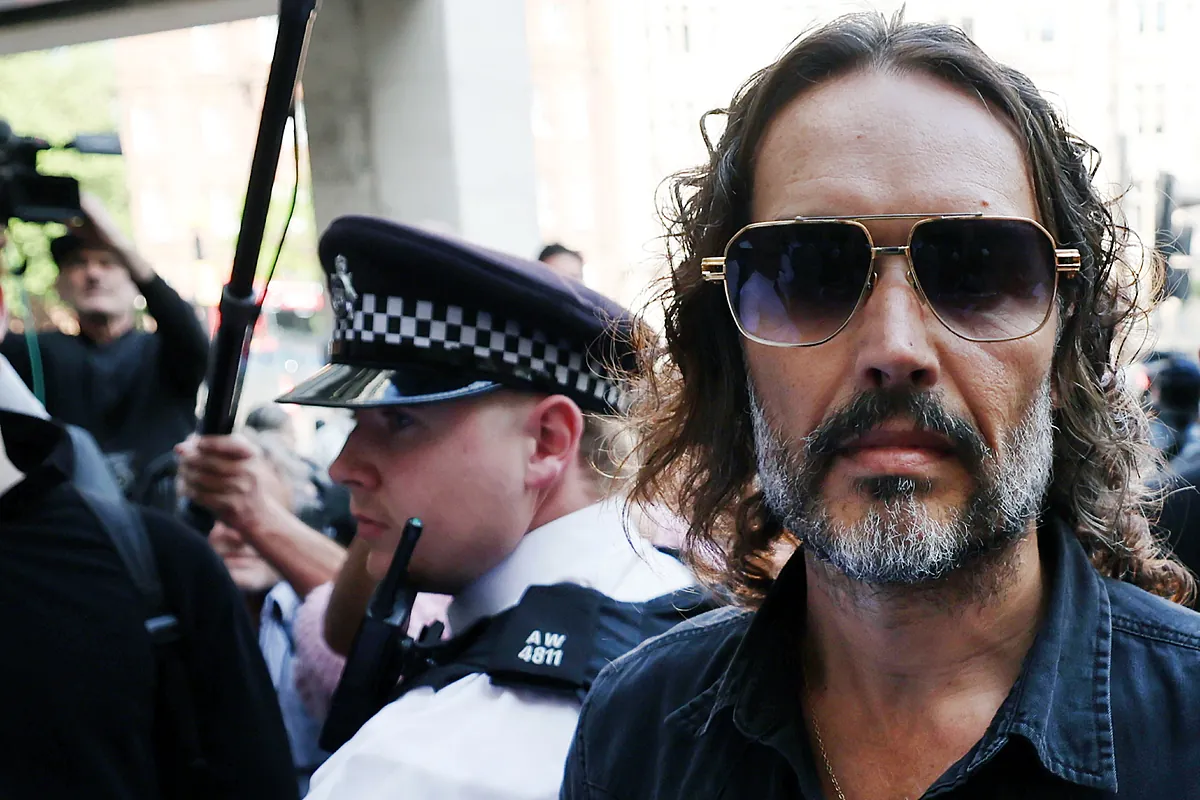 El cómico Russell Brand, acusado de violación y agresión sexual, queda ...