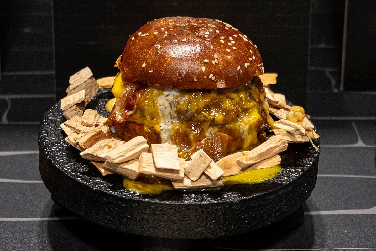 En pan de pretzel y con beicon laqueado en sweet chili, así es la mejor ...