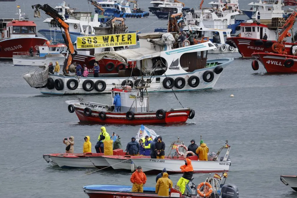 Miles de personas protestan en la ría de Arousa contra la macrocelulosa ...