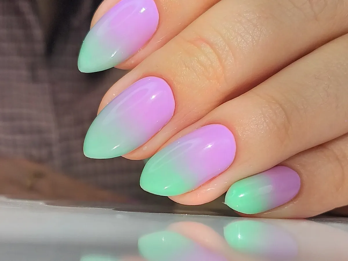 Uñas francesas difuminadas: 12 diseños con los que triunfar este 2025 ...