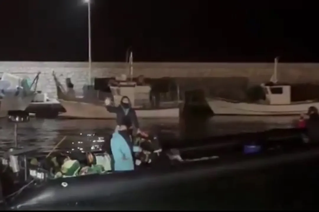 Una narcolancha se refugia por primera vez en Caleta de Vélez (Málaga ...