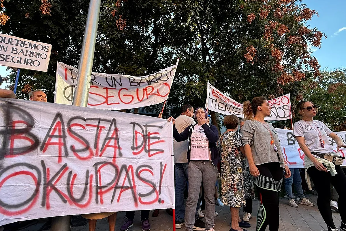 Vecinos de Barajas salen a las calles indignados por el edificio ...