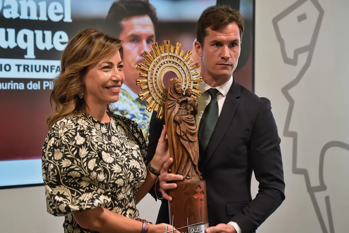 Daniel Luque recoge el trofeo como triunfador del Pilar 2024 de manos ...