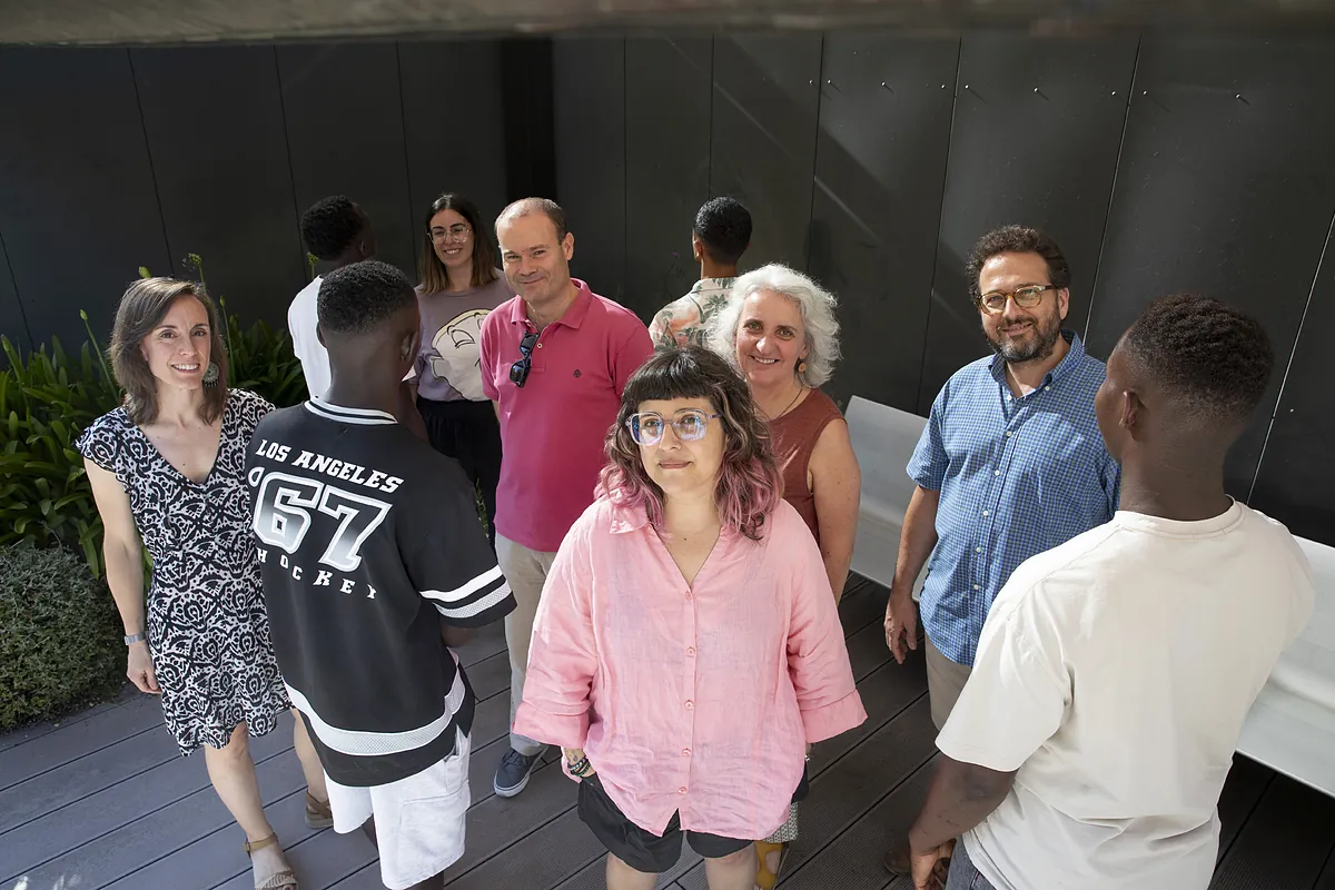 Un plan pionero entre meriendas, fútbol y escapadas a la playa para integrar a los menas: "El ...