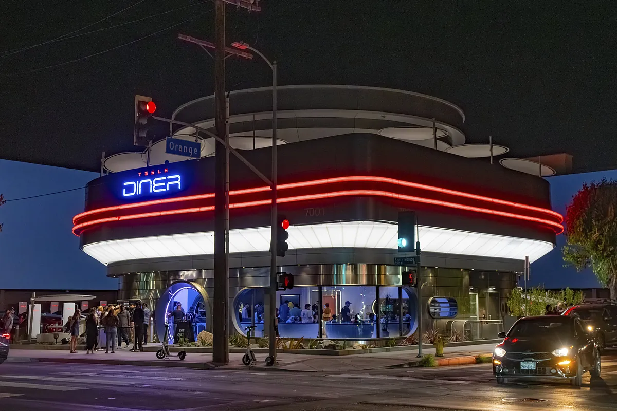 El "retrofuturista" restaurante de cómida rápida de Elon Musk que ha ...