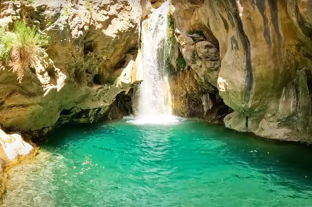 Esta poza de agua esmeralda entre montañas está a una hora de Granada ...